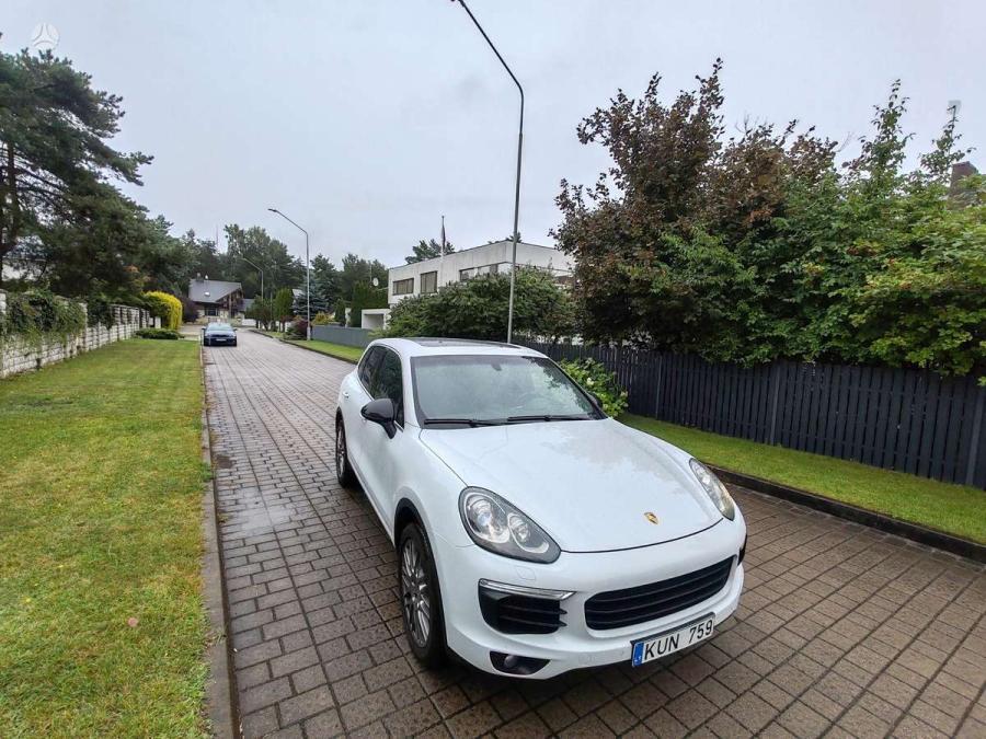 White Porsche Cayenne 2015 in Vilnius, with an engine capacity of 3.60 L and mileage of 188 thousand km for 19900 €, photo 7 on AUTOMOTO.COM.LV