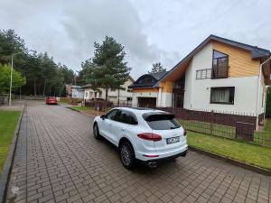White Porsche Cayenne 2015 in Vilnius, with an engine capacity of 3.60 L and mileage of 188 thousand km for 19900 €, photo 8 on AUTOMOTO.COM.LV