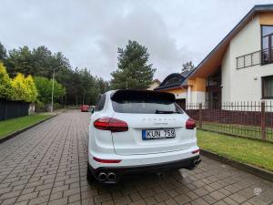 White Porsche Cayenne 2015 in Vilnius, with an engine capacity of 3.60 L and mileage of 188 thousand km for 19900 €, photo 9 on AUTOMOTO.COM.LV