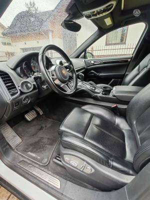 White Porsche Cayenne 2015 in Vilnius, with an engine capacity of 3.60 L and mileage of 188 thousand km for 19900 €, photo 10 on AUTOMOTO.COM.LV