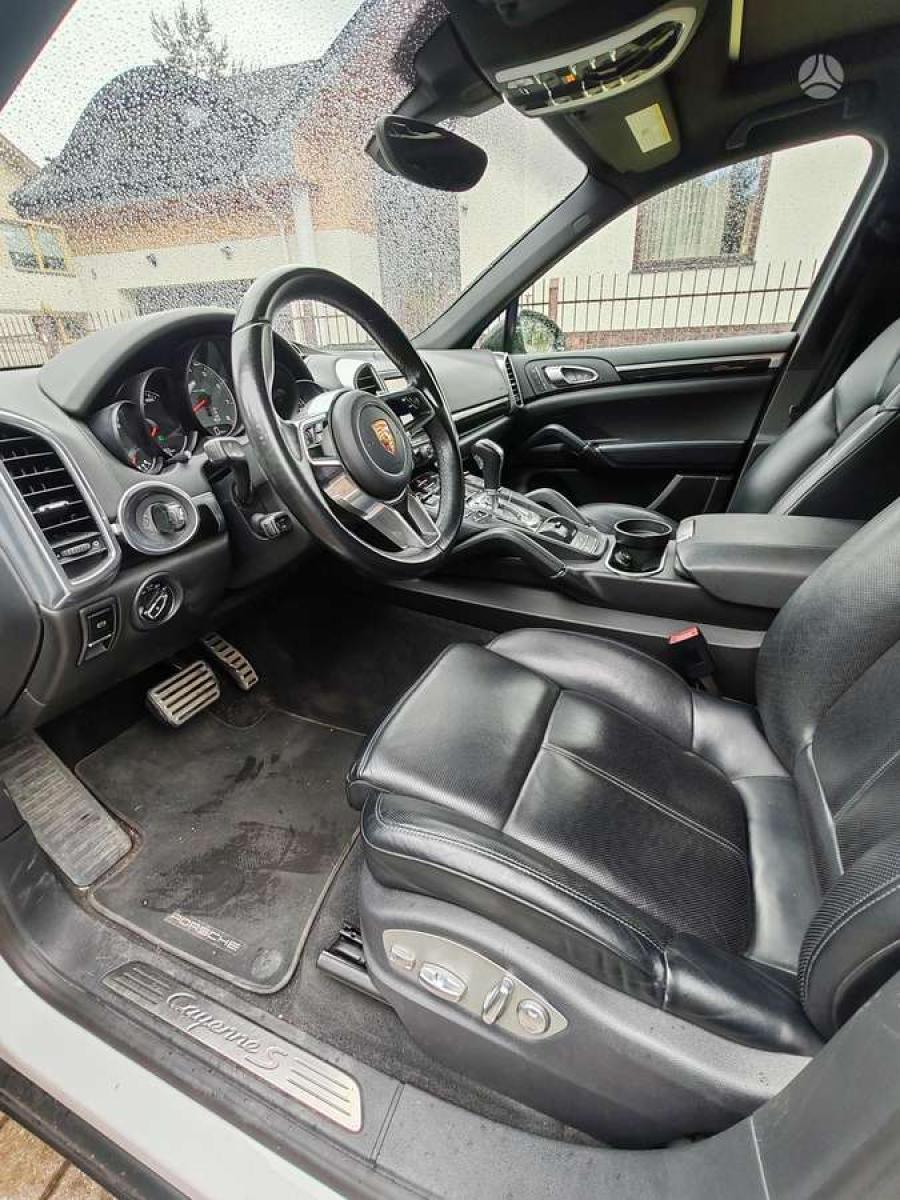 White Porsche Cayenne 2015 in Vilnius, with an engine capacity of 3.60 L and mileage of 188 thousand km for 19900 €, photo 10 on AUTOMOTO.COM.LV
