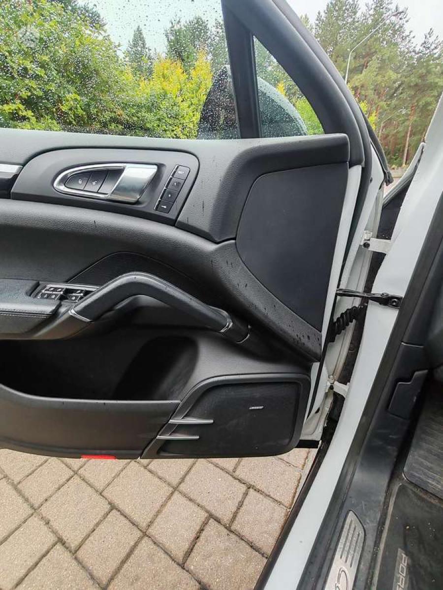 White Porsche Cayenne 2015 in Vilnius, with an engine capacity of 3.60 L and mileage of 188 thousand km for 19900 €, photo 11 on AUTOMOTO.COM.LV