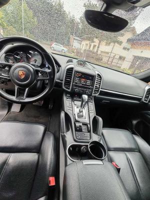White Porsche Cayenne 2015 in Vilnius, with an engine capacity of 3.60 L and mileage of 188 thousand km for 19900 €, photo 12 on AUTOMOTO.COM.LV