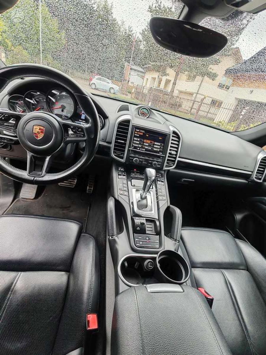 White Porsche Cayenne 2015 in Vilnius, with an engine capacity of 3.60 L and mileage of 188 thousand km for 19900 €, photo 12 on AUTOMOTO.COM.LV