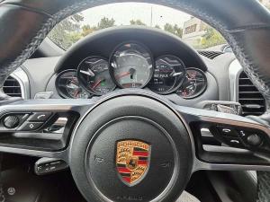 White Porsche Cayenne 2015 in Vilnius, with an engine capacity of 3.60 L and mileage of 188 thousand km for 19900 €, photo 13 on AUTOMOTO.COM.LV