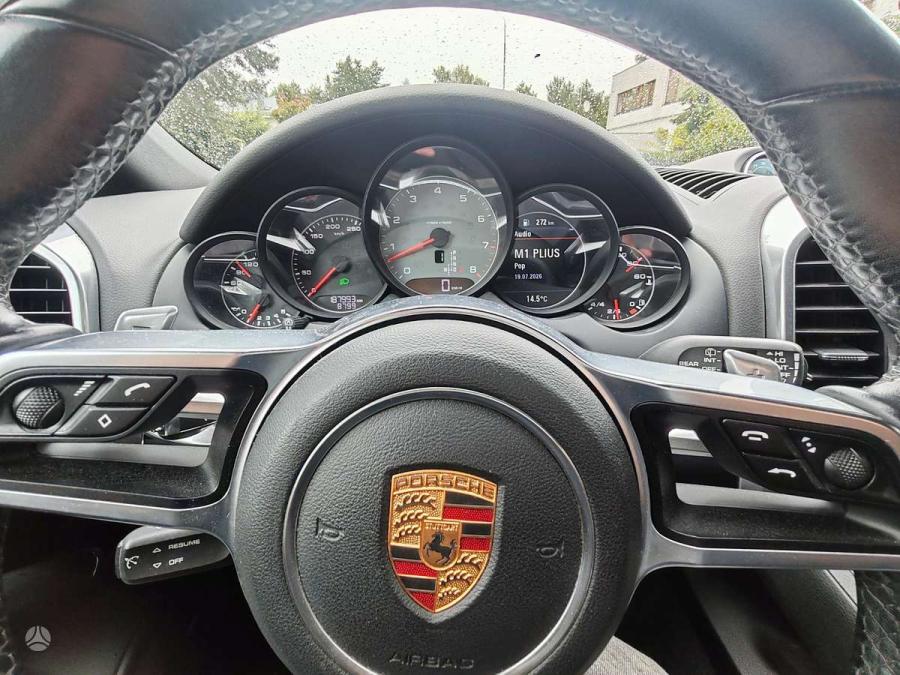 White Porsche Cayenne 2015 in Vilnius, with an engine capacity of 3.60 L and mileage of 188 thousand km for 19900 €, photo 13 on AUTOMOTO.COM.LV
