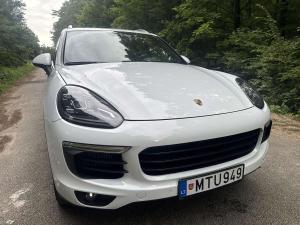 White Porsche Cayenne 2015 in Alytus, with an engine capacity of 2.97 L and mileage of 149 thousand km for 24500 €, photo 1 on AUTOMOTO.COM.LV