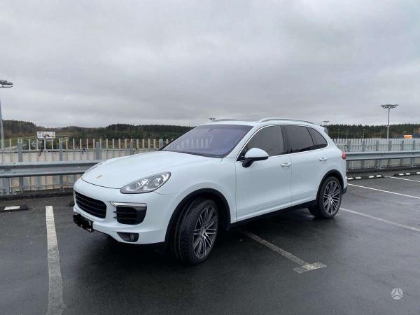 White Porsche Cayenne 2016 in Vilnius, with an engine capacity of 2.97 L and mileage of 296 thousand km for 20900 €, photo 1 on AUTOMOTO.COM.LV