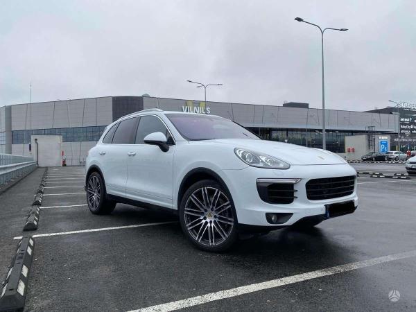 White Porsche Cayenne 2016 in Vilnius, with an engine capacity of 2.97 L and mileage of 296 thousand km for 20900 €, photo 2 on AUTOMOTO.COM.LV