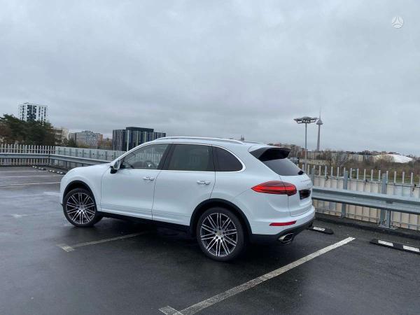 White Porsche Cayenne 2016 in Vilnius, with an engine capacity of 2.97 L and mileage of 296 thousand km for 20900 €, photo 3 on AUTOMOTO.COM.LV