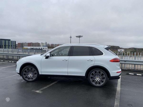 White Porsche Cayenne 2016 in Vilnius, with an engine capacity of 2.97 L and mileage of 296 thousand km for 20900 €, photo 4 on AUTOMOTO.COM.LV