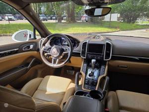 Balts Porsche Cayenne 2016 Viļņa, ar dzinēja tilpumu 3.60 L un nobraukumu 164 tūkst. km par 25900 €, foto 7 vietnē AUTOMOTO.COM.LV