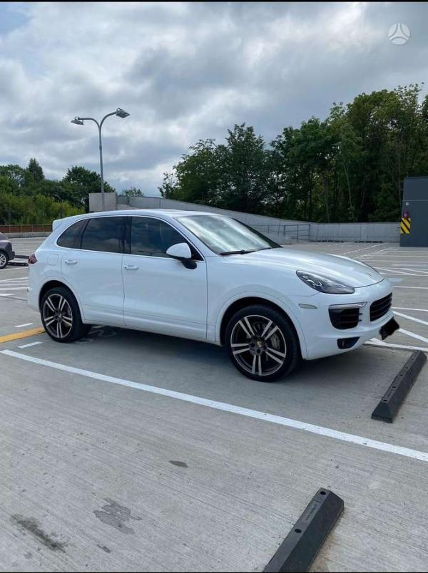 White Porsche Cayenne 2016 in Kaunas, with an engine capacity of 3.60 L and mileage of 175 thousand km for 12600 €, photo 1 on AUTOMOTO.COM.LV