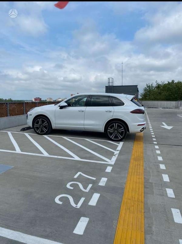 White Porsche Cayenne 2016 in Kaunas, with an engine capacity of 3.60 L and mileage of 175 thousand km for 12600 €, photo 2 on AUTOMOTO.COM.LV