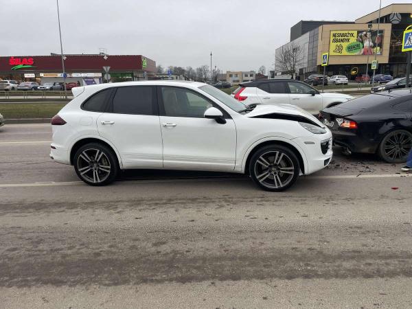 White Porsche Cayenne 2016 in Kaunas, with an engine capacity of 3.60 L and mileage of 175 thousand km for 12600 €, photo 3 on AUTOMOTO.COM.LV
