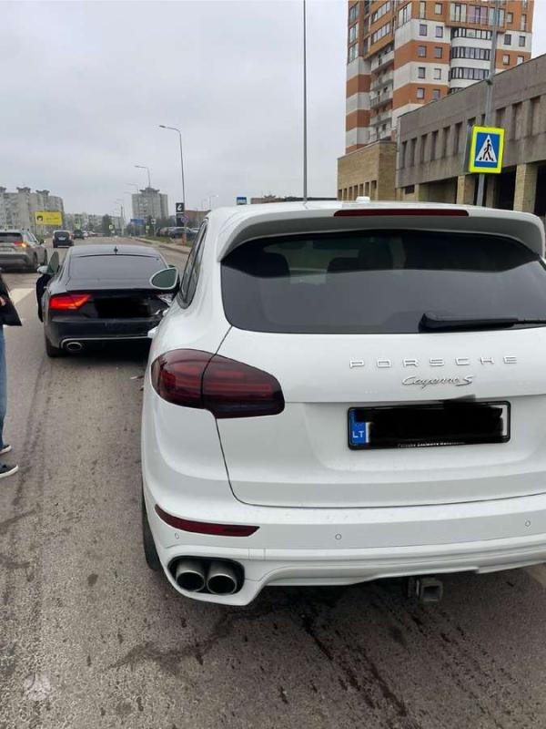 White Porsche Cayenne 2016 in Kaunas, with an engine capacity of 3.60 L and mileage of 175 thousand km for 12600 €, photo 4 on AUTOMOTO.COM.LV