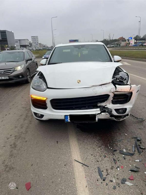 White Porsche Cayenne 2016 in Kaunas, with an engine capacity of 3.60 L and mileage of 175 thousand km for 12600 €, photo 5 on AUTOMOTO.COM.LV