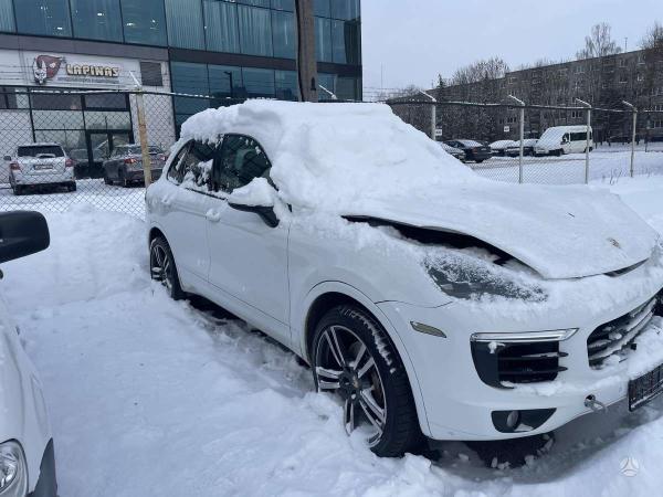 White Porsche Cayenne 2016 in Kaunas, with an engine capacity of 3.60 L and mileage of 175 thousand km for 12600 €, photo 7 on AUTOMOTO.COM.LV