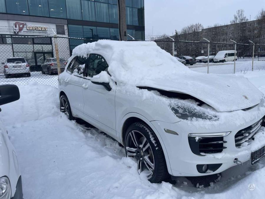 White Porsche Cayenne 2016 in Kaunas, with an engine capacity of 3.60 L and mileage of 175 thousand km for 12600 €, photo 7 on AUTOMOTO.COM.LV