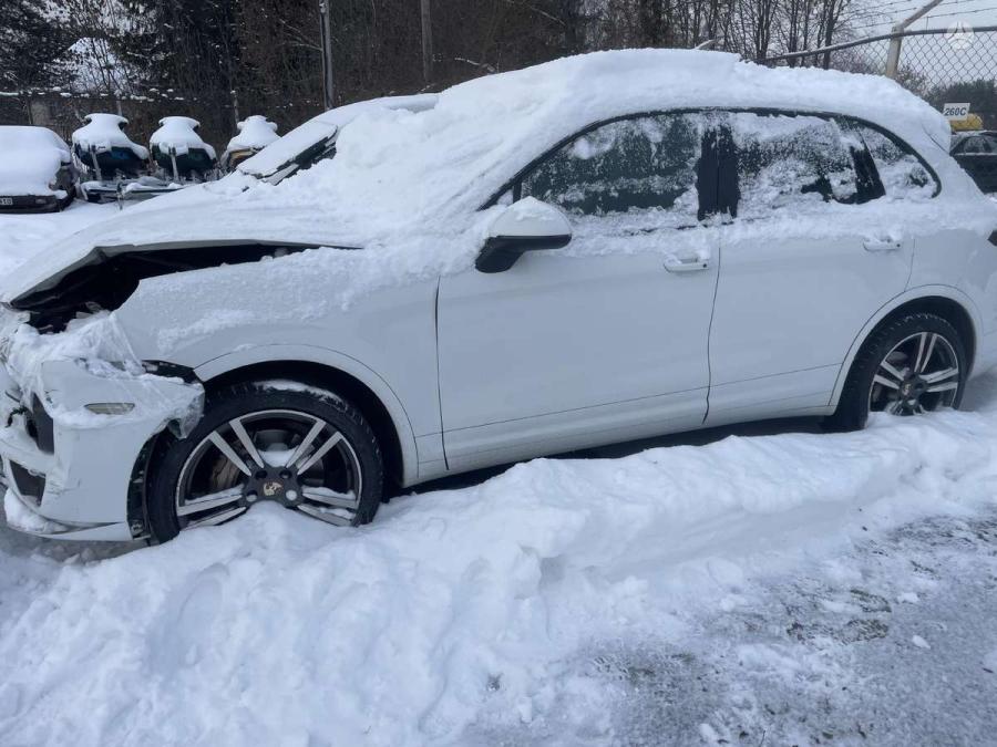 White Porsche Cayenne 2016 in Kaunas, with an engine capacity of 3.60 L and mileage of 175 thousand km for 12600 €, photo 12 on AUTOMOTO.COM.LV