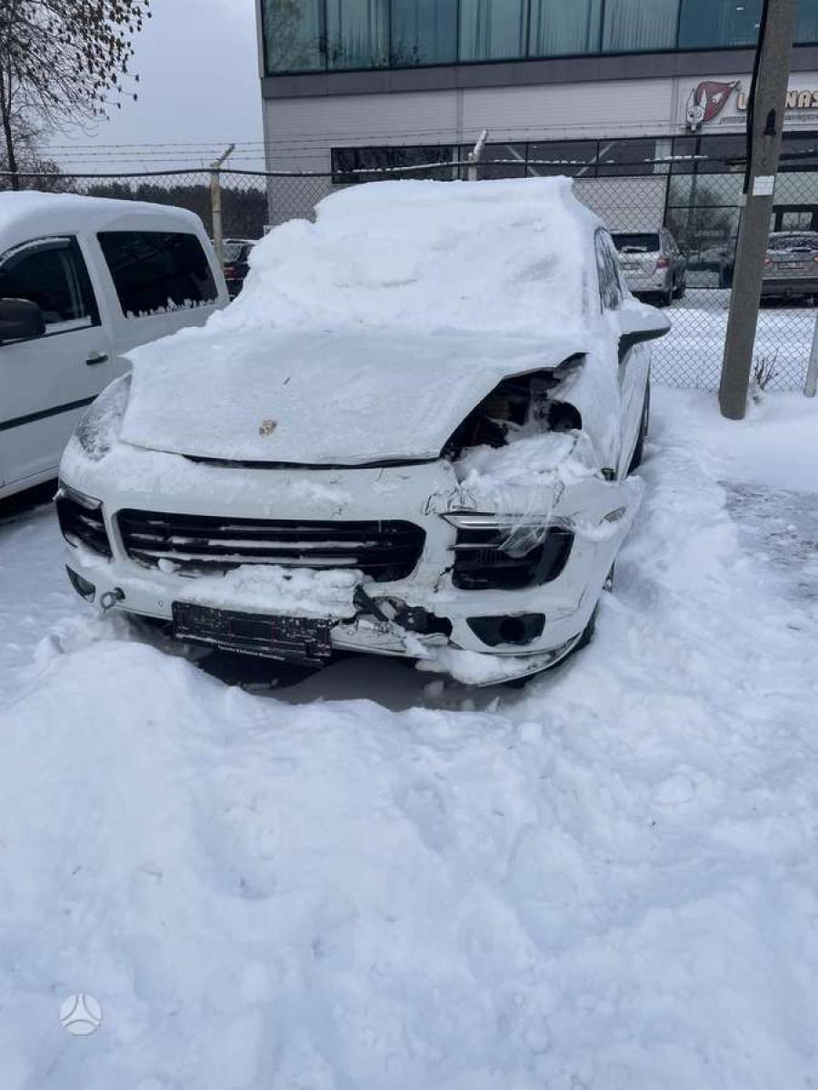 White Porsche Cayenne 2016 in Kaunas, with an engine capacity of 3.60 L and mileage of 175 thousand km for 12600 €, photo 13 on AUTOMOTO.COM.LV
