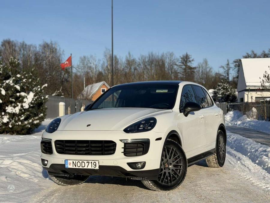 White Porsche Cayenne 2016 in Vilnius, with an engine capacity of 3.60 L and mileage of 215 thousand km for 19500 €, photo 1 on AUTOMOTO.COM.LV