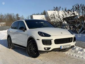 White Porsche Cayenne 2016 in Vilnius, with an engine capacity of 3.60 L and mileage of 215 thousand km for 19500 €, photo 3 on AUTOMOTO.COM.LV