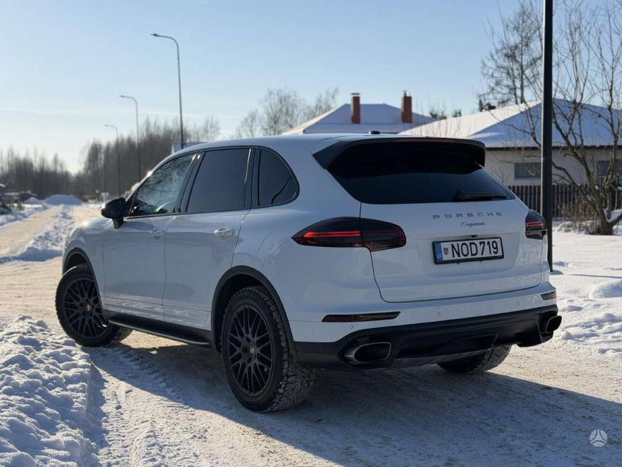 White Porsche Cayenne 2016 in Vilnius, with an engine capacity of 3.60 L and mileage of 215 thousand km for 19500 €, photo 4 on AUTOMOTO.COM.LV