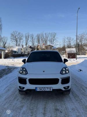 White Porsche Cayenne 2016 in Vilnius, with an engine capacity of 3.60 L and mileage of 215 thousand km for 19500 €, photo 5 on AUTOMOTO.COM.LV