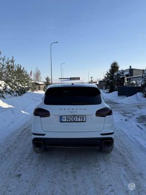 White Porsche Cayenne 2016 in Vilnius, with an engine capacity of 3.60 L and mileage of 215 thousand km for 19500 €, photo 6 on AUTOMOTO.COM.LV