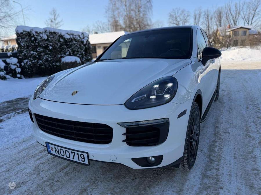 White Porsche Cayenne 2016 in Vilnius, with an engine capacity of 3.60 L and mileage of 215 thousand km for 19500 €, photo 7 on AUTOMOTO.COM.LV