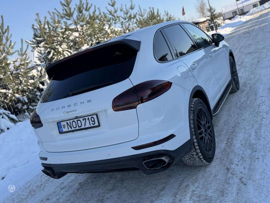 White Porsche Cayenne 2016 in Vilnius, with an engine capacity of 3.60 L and mileage of 215 thousand km for 19500 €, photo 9 on AUTOMOTO.COM.LV