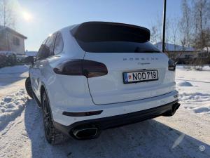White Porsche Cayenne 2016 in Vilnius, with an engine capacity of 3.60 L and mileage of 215 thousand km for 19500 €, photo 10 on AUTOMOTO.COM.LV