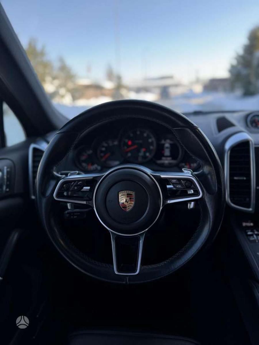 White Porsche Cayenne 2016 in Vilnius, with an engine capacity of 3.60 L and mileage of 215 thousand km for 19500 €, photo 16 on AUTOMOTO.COM.LV