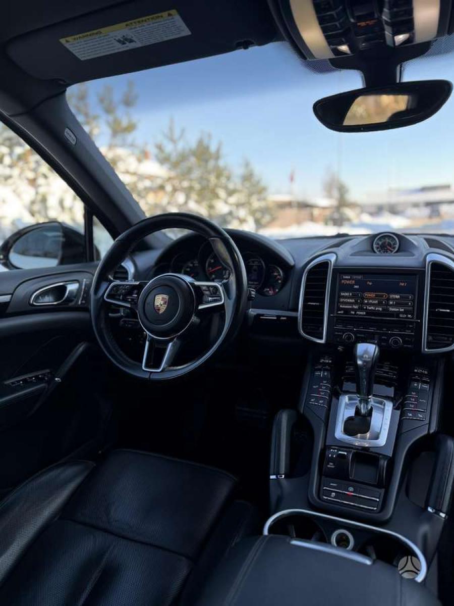 White Porsche Cayenne 2016 in Vilnius, with an engine capacity of 3.60 L and mileage of 215 thousand km for 19500 €, photo 17 on AUTOMOTO.COM.LV