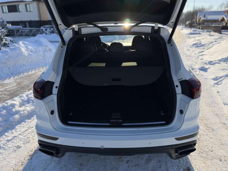 White Porsche Cayenne 2016 in Vilnius, with an engine capacity of 3.60 L and mileage of 215 thousand km for 19500 €, photo 29 on AUTOMOTO.COM.LV