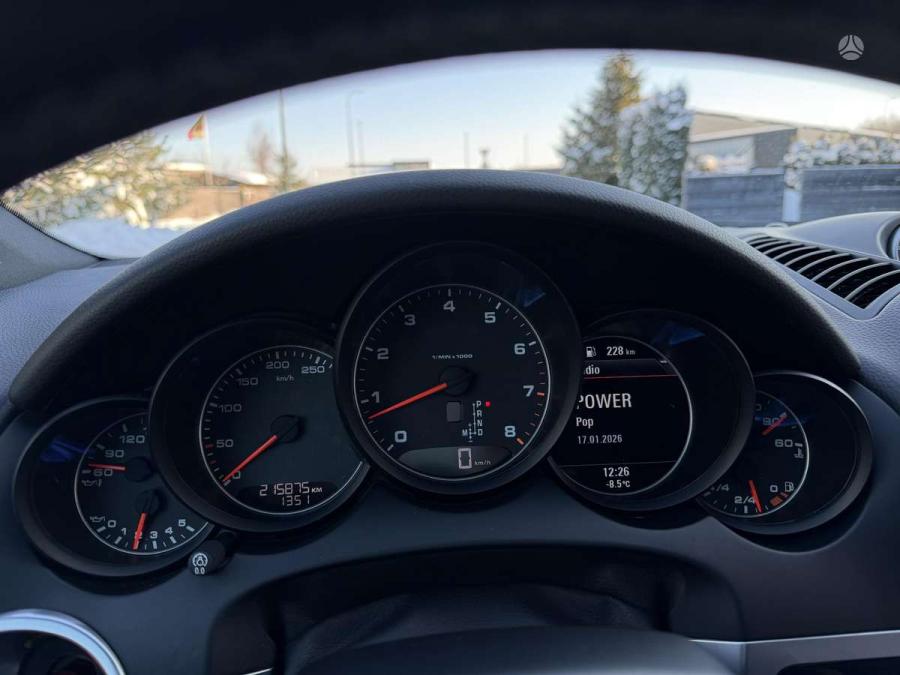 White Porsche Cayenne 2016 in Vilnius, with an engine capacity of 3.60 L and mileage of 215 thousand km for 19500 €, photo 32 on AUTOMOTO.COM.LV