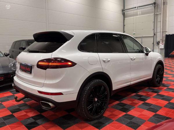 Balts Porsche Cayenne 2016 Viļņa, ar dzinēja tilpumu 2.97 L un nobraukumu 134 tūkst. km par 22999 €, foto 4 vietnē AUTOMOTO.COM.LV