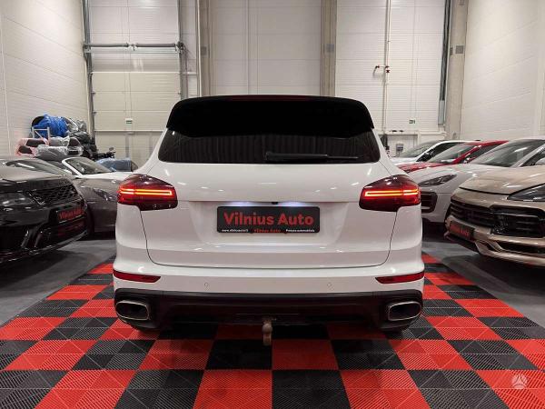 Balts Porsche Cayenne 2016 Viļņa, ar dzinēja tilpumu 2.97 L un nobraukumu 134 tūkst. km par 22999 €, foto 5 vietnē AUTOMOTO.COM.LV