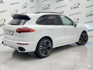 White Porsche Cayenne 2016 in Avizieniai, with an engine capacity of 3.60 L and mileage of 117 thousand km for 18900 €, photo 2 on AUTOMOTO.COM.LV