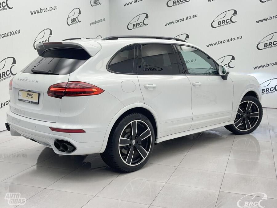 White Porsche Cayenne 2016 in Avizieniai, with an engine capacity of 3.60 L and mileage of 117 thousand km for 18900 €, photo 2 on AUTOMOTO.COM.LV