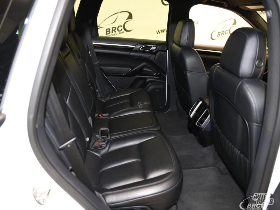 White Porsche Cayenne 2016 in Avizieniai, with an engine capacity of 3.60 L and mileage of 117 thousand km for 18900 €, photo 8 on AUTOMOTO.COM.LV