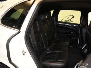 White Porsche Cayenne 2016 in Avizieniai, with an engine capacity of 3.60 L and mileage of 117 thousand km for 18900 €, photo 10 on AUTOMOTO.COM.LV