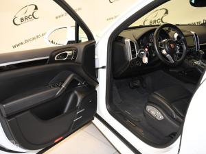 White Porsche Cayenne 2016 in Avizieniai, with an engine capacity of 3.60 L and mileage of 117 thousand km for 18900 €, photo 19 on AUTOMOTO.COM.LV