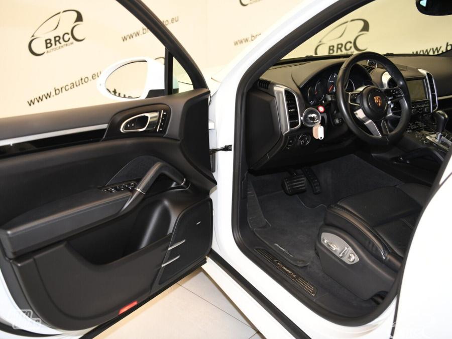 White Porsche Cayenne 2016 in Avizieniai, with an engine capacity of 3.60 L and mileage of 117 thousand km for 18900 €, photo 19 on AUTOMOTO.COM.LV