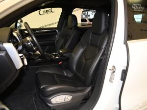 White Porsche Cayenne 2016 in Avizieniai, with an engine capacity of 3.60 L and mileage of 117 thousand km for 18900 €, photo 23 on AUTOMOTO.COM.LV
