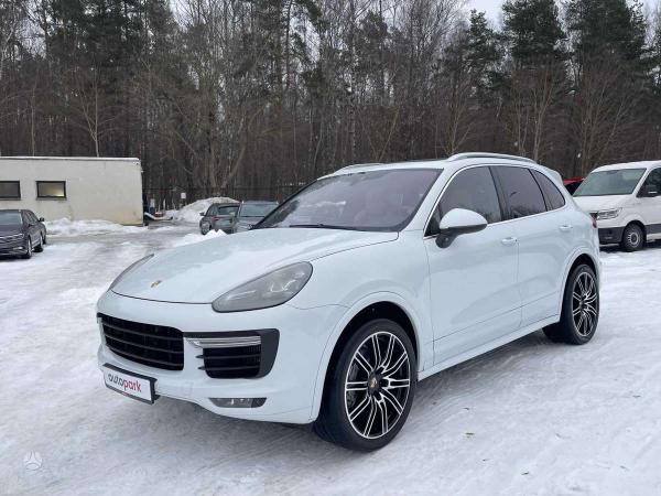 White Porsche Cayenne 2016 in Vilnius, with an engine capacity of 3.60 L and mileage of 164 thousand km for 25900 €, photo 1 on AUTOMOTO.COM.LV