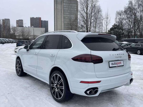 White Porsche Cayenne 2016 in Vilnius, with an engine capacity of 3.60 L and mileage of 164 thousand km for 25900 €, photo 3 on AUTOMOTO.COM.LV