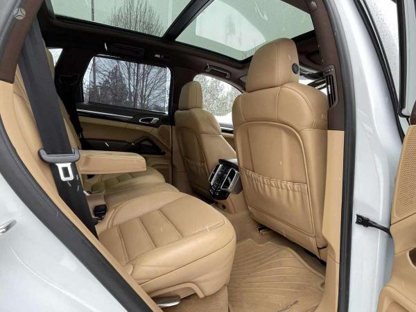 White Porsche Cayenne 2016 in Vilnius, with an engine capacity of 3.60 L and mileage of 164 thousand km for 25900 €, photo 6 on AUTOMOTO.COM.LV