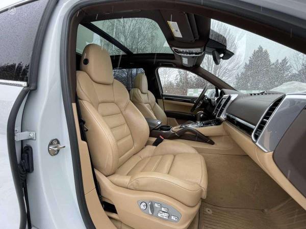 White Porsche Cayenne 2016 in Vilnius, with an engine capacity of 3.60 L and mileage of 164 thousand km for 25900 €, photo 8 on AUTOMOTO.COM.LV